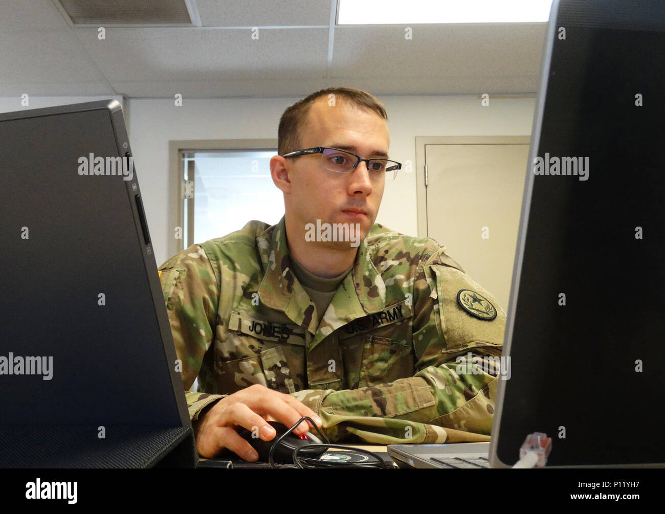 Army cyber analyst hi-res stock photography and images - Alamy