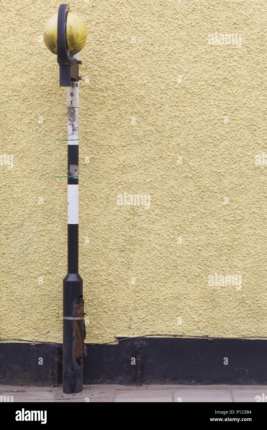Vintage lollipop crossing warning pole hi-res stock photography and ...