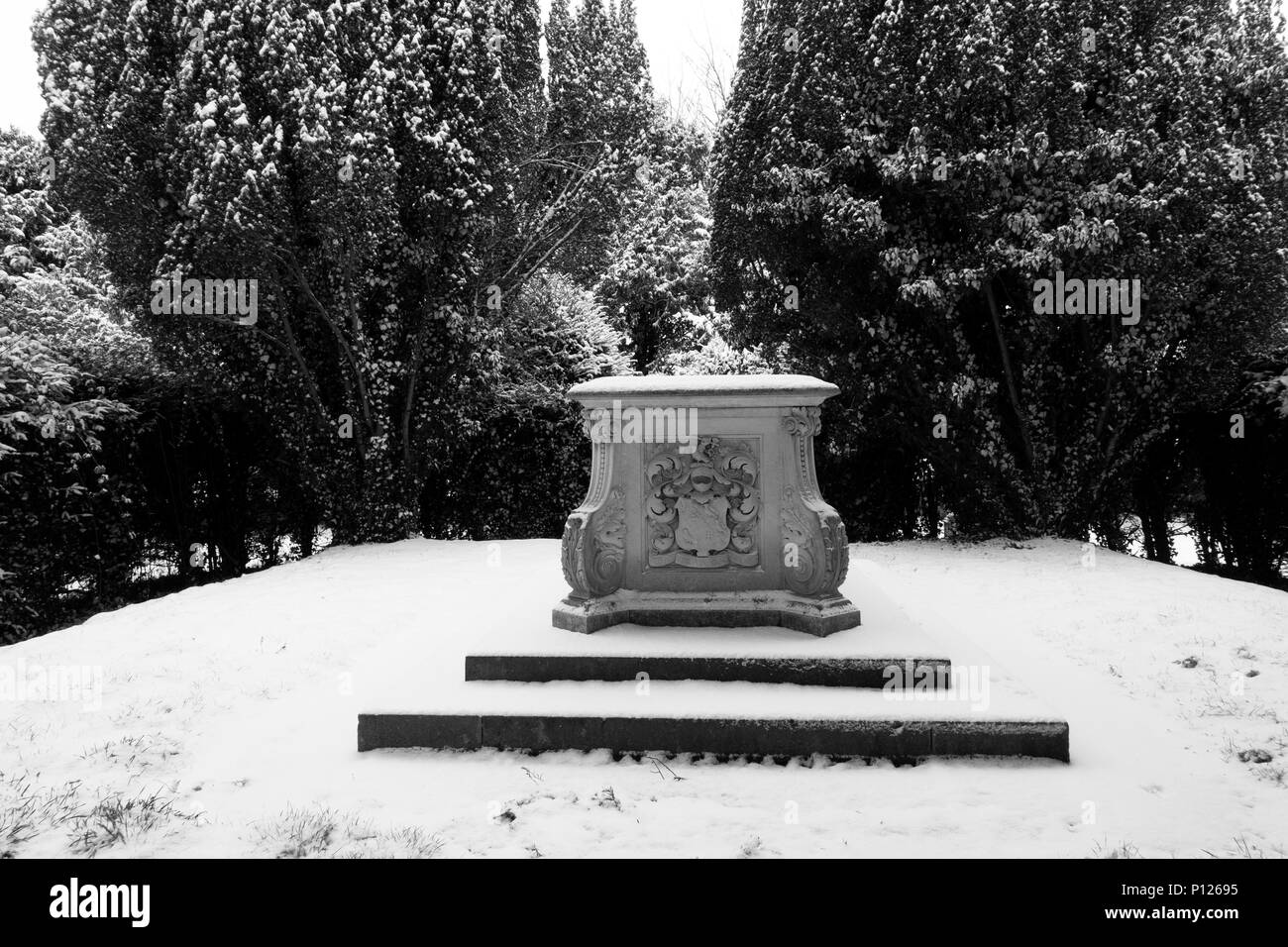 Family tomb hi-res stock photography and images - Alamy
