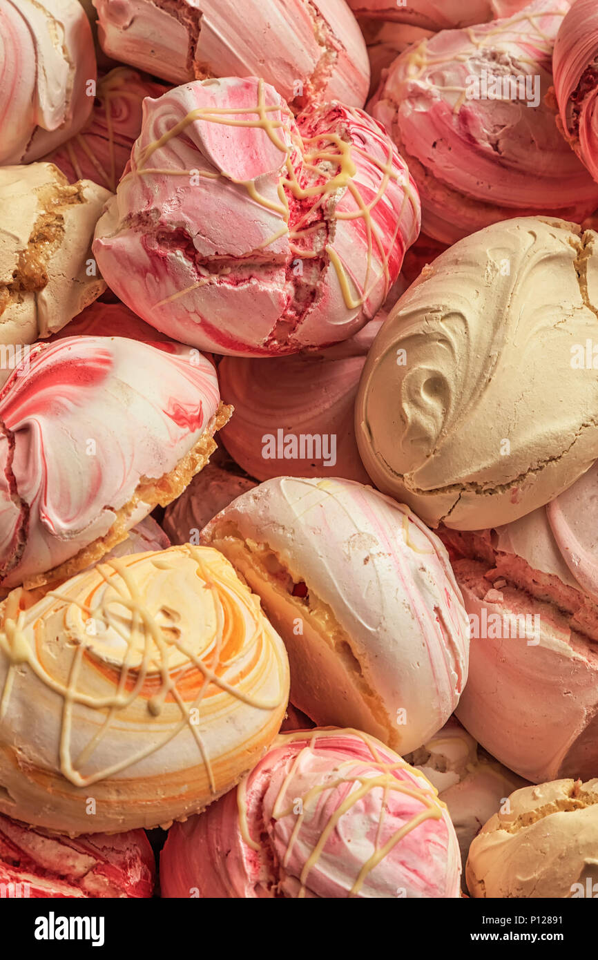 Showcase with meringues in the store Stock Photo - Alamy