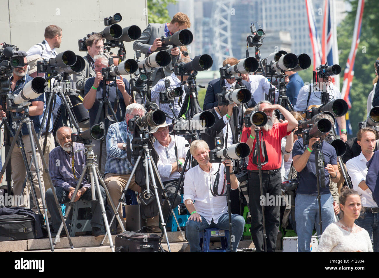 Royal family press photographers hi-res stock photography and images ...