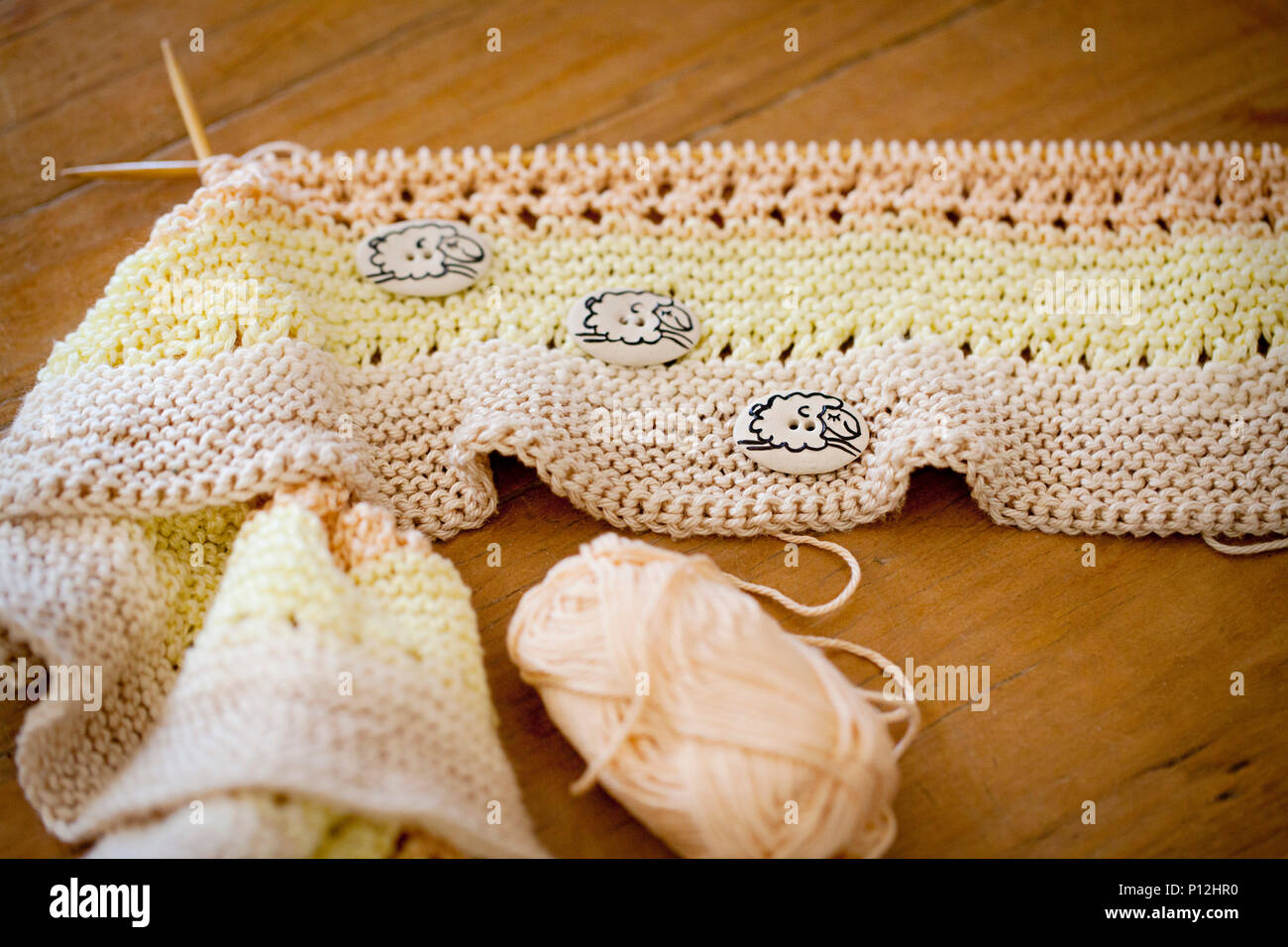 Handmade sheep buttons and wool Stock Photo - Alamy