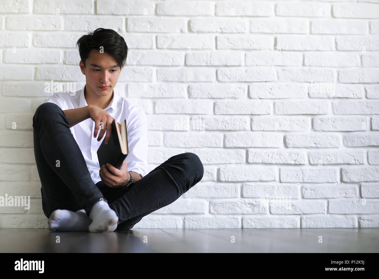 asian young man student with books in hands Stock Photo - Alamy