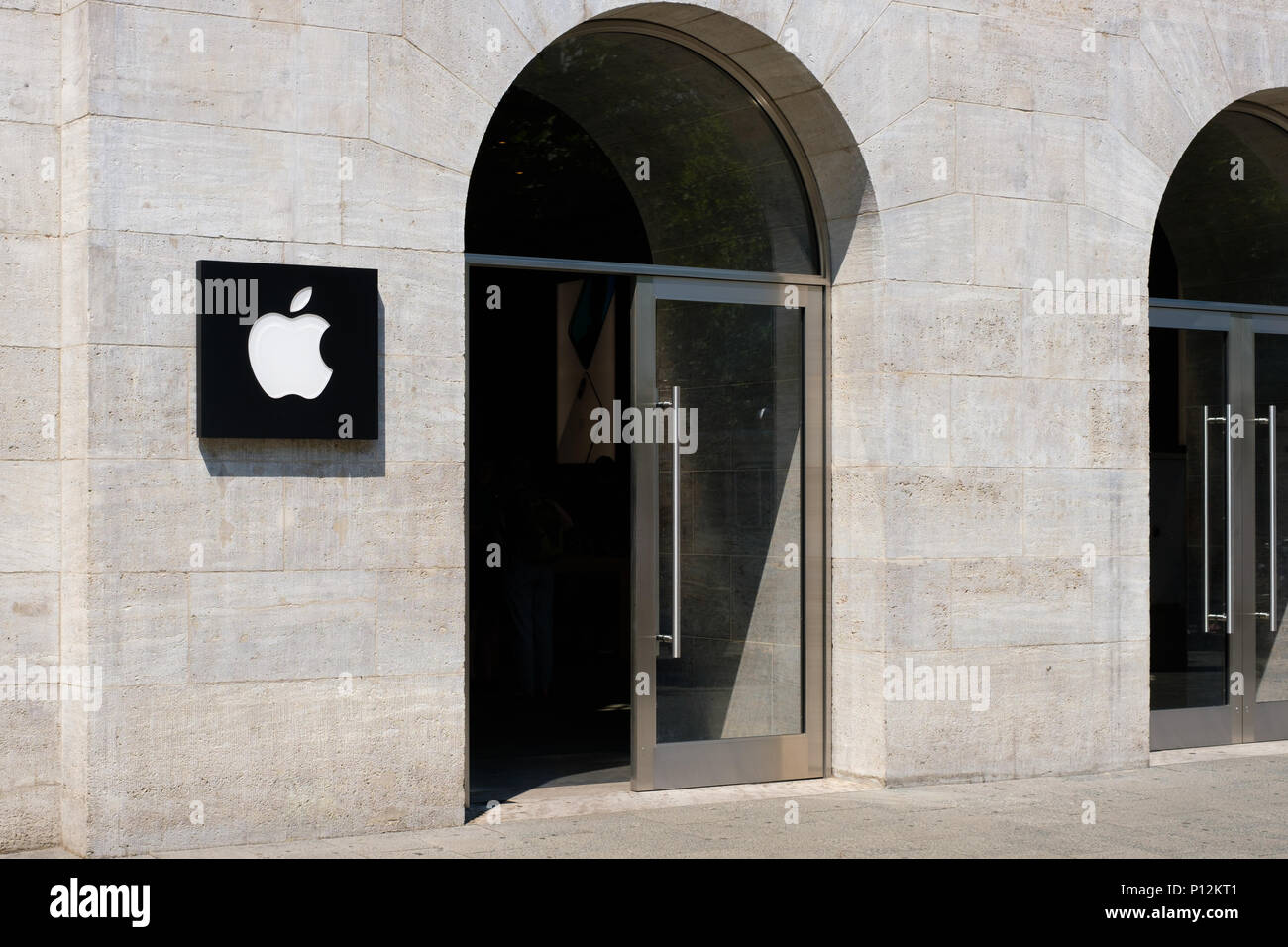 Apple store facade hi-res stock photography and images - Alamy