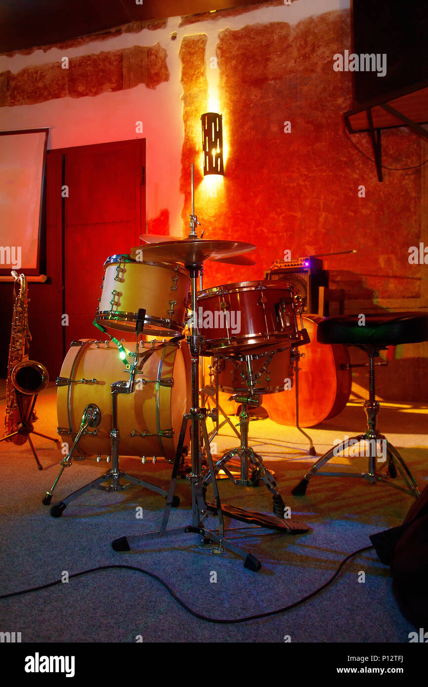 Drums in pub. Picture of drums. Wal background Stock Photo - Alamy