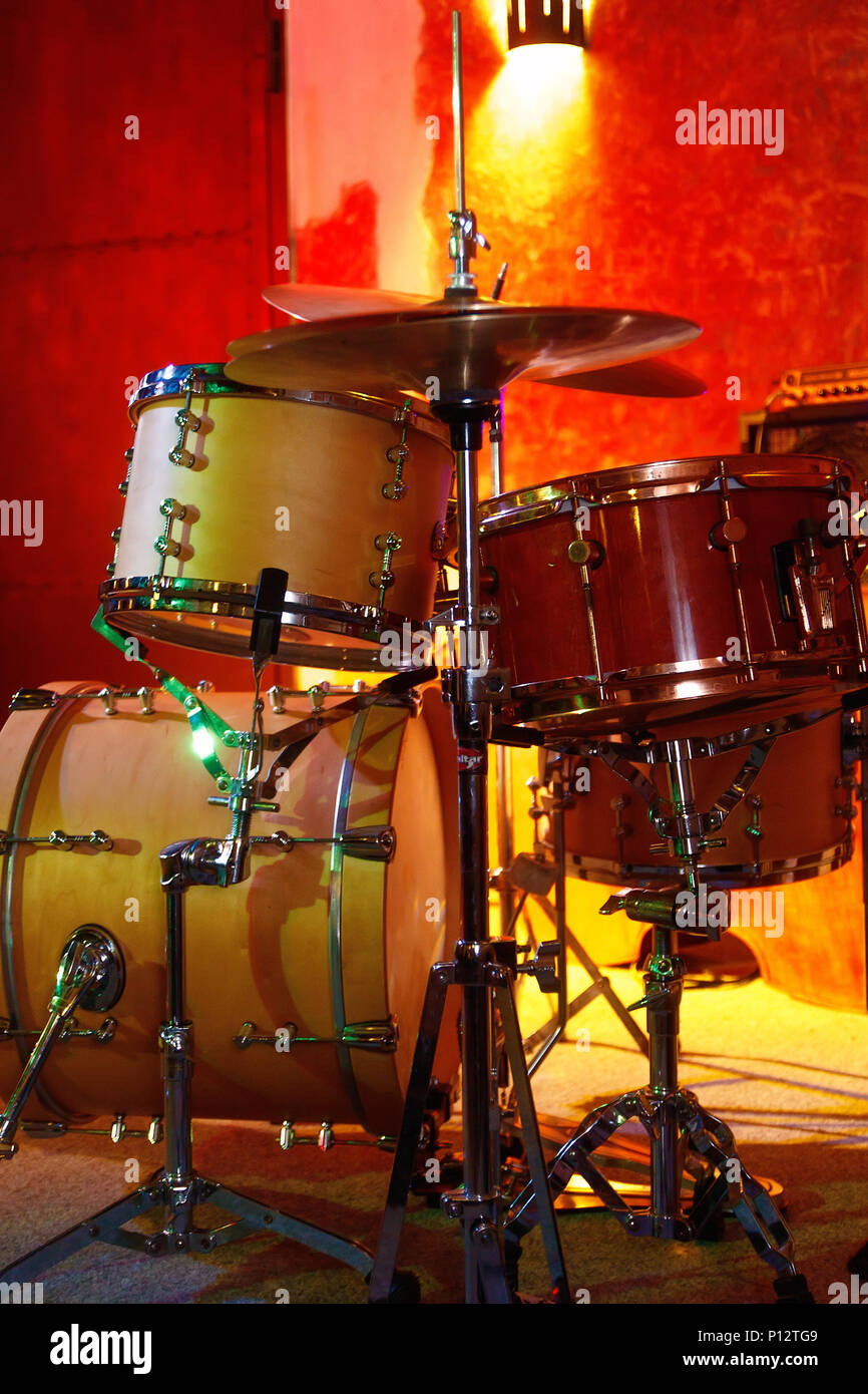 Drums in pub. Picture of drums. Wal background Stock Photo - Alamy