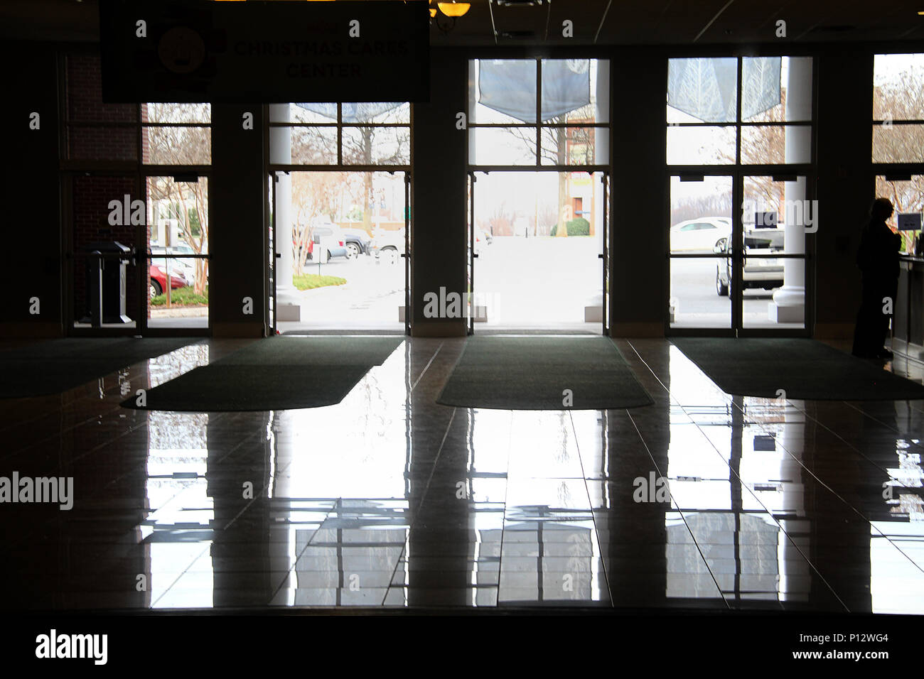 Doors open entrance hi-res stock photography and images - Alamy