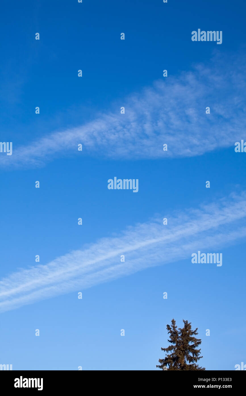 Contrail free sky hi-res stock photography and images - Alamy