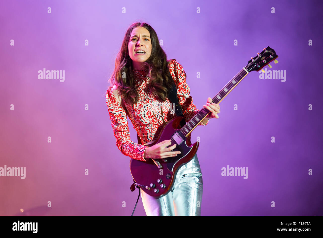 Haim sisters hi-res stock photography and images - Alamy