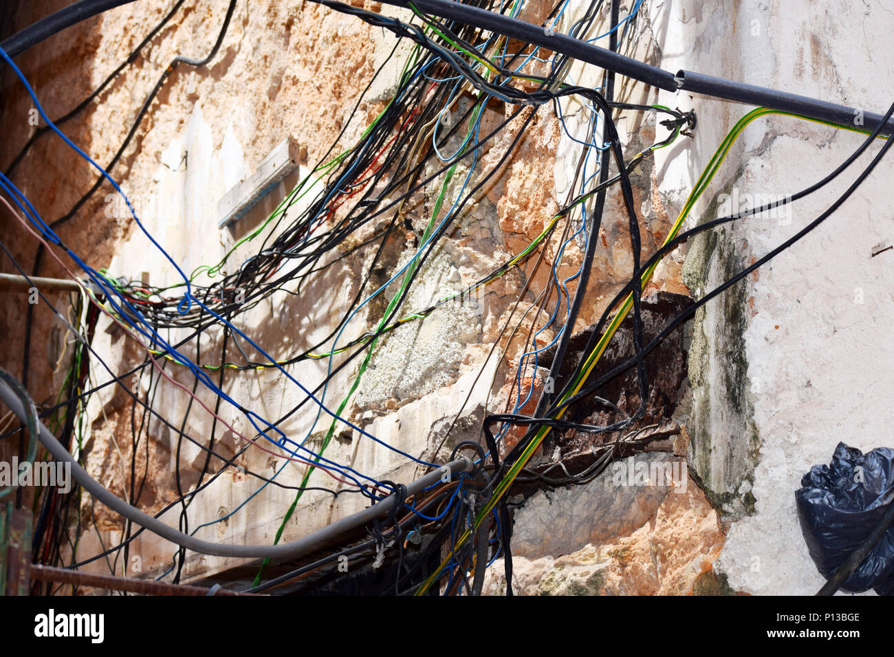 Live wires hi-res stock photography and images - Alamy
