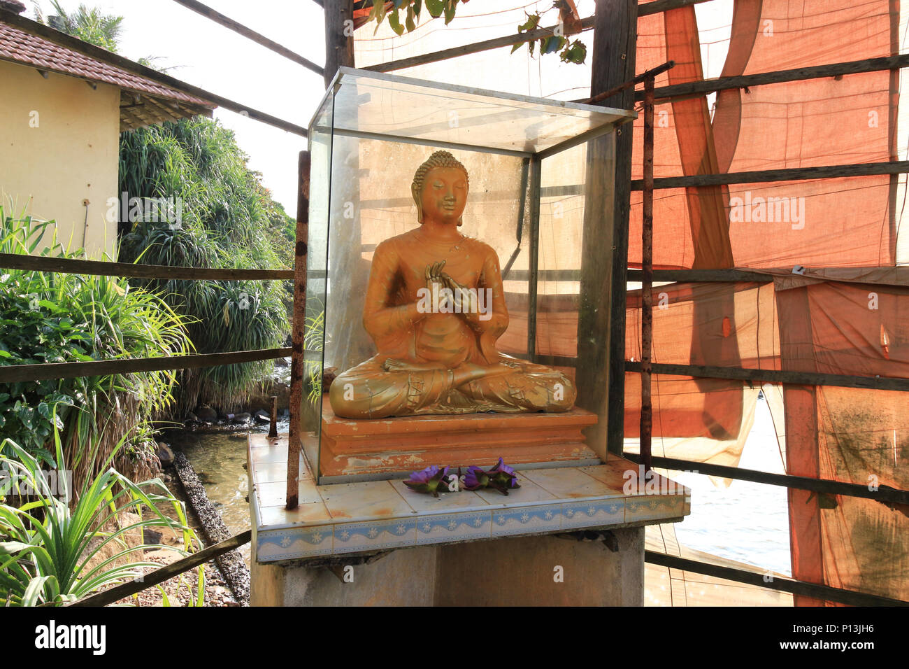 Buddha statue in Parey Dewa (Rock in Water) or Paravi Dupatha, temple ...