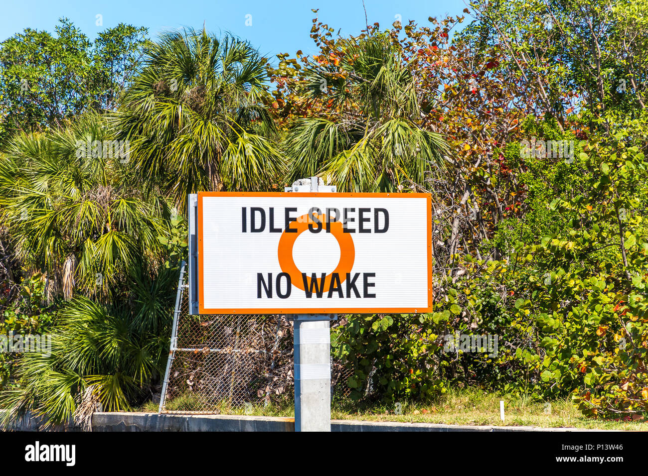 No wake sign hi-res stock photography and images - Alamy