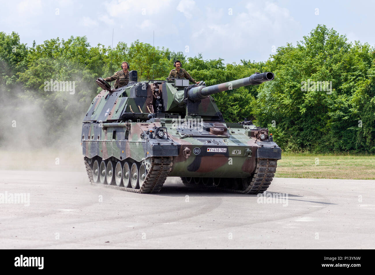 Tank howitzer 2000 hi-res stock photography and images - Alamy