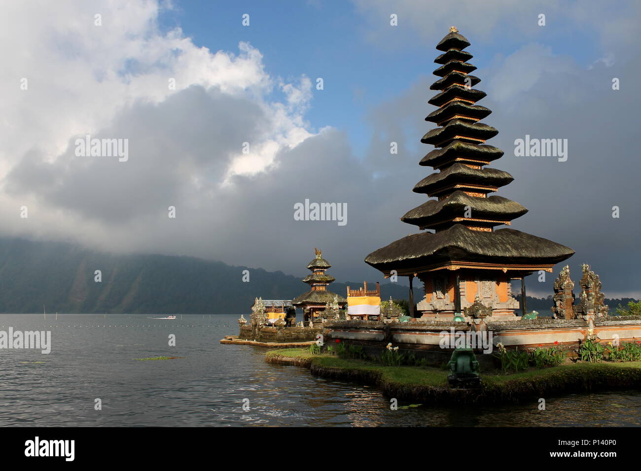 Pura ulun danu buyan hi-res stock photography and images - Alamy