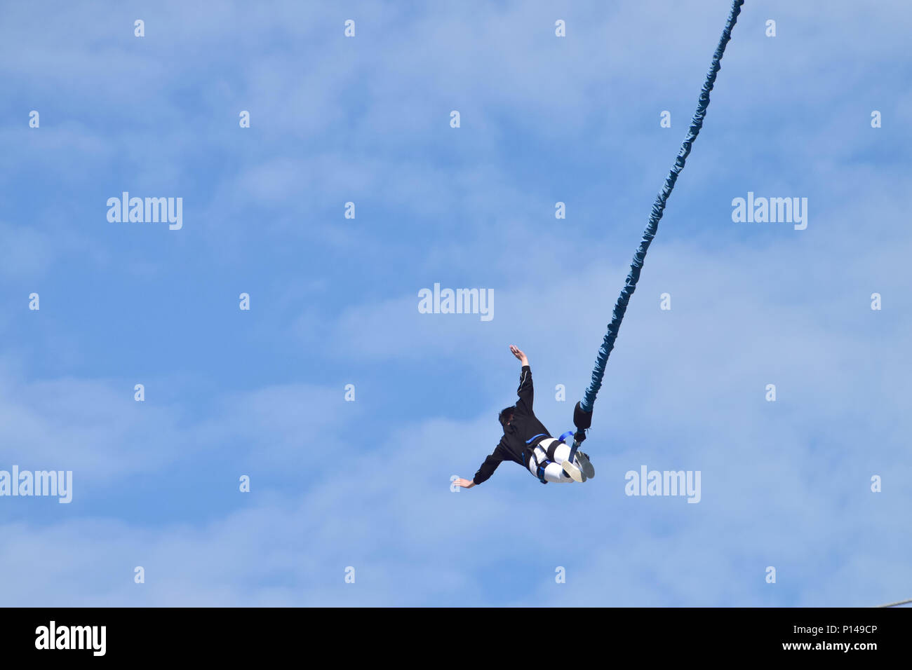 Bungee jumping hi-res stock photography and images - Alamy
