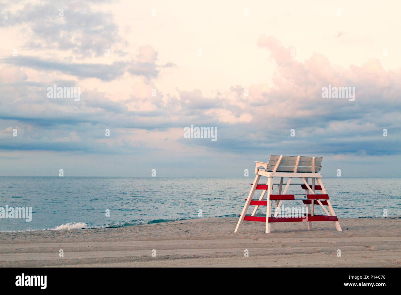 Lifeguard stations hi-res stock photography and images - Alamy