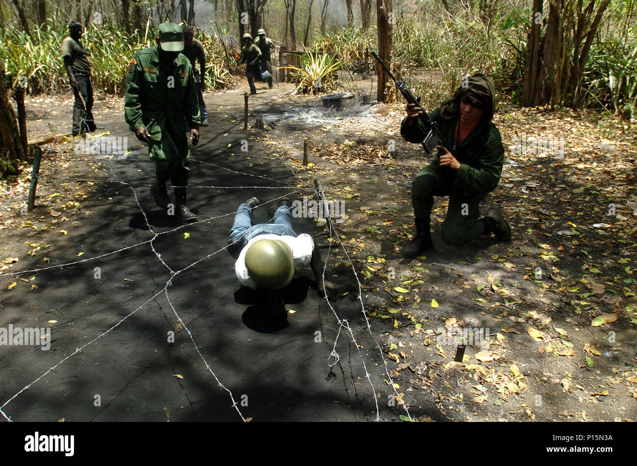 Soldiers training obstacle hi-res stock photography and images - Alamy