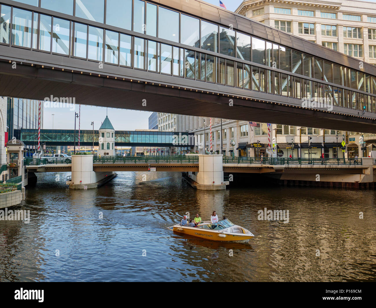 Small boat under bridge hi-res stock photography and images - Alamy