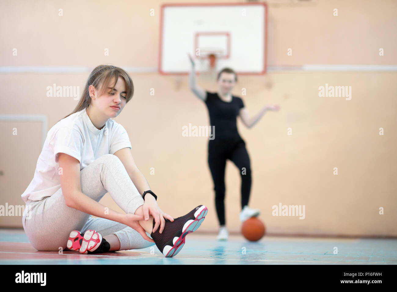 Teen girl playing basketball in gym hi-res stock photography and images ...