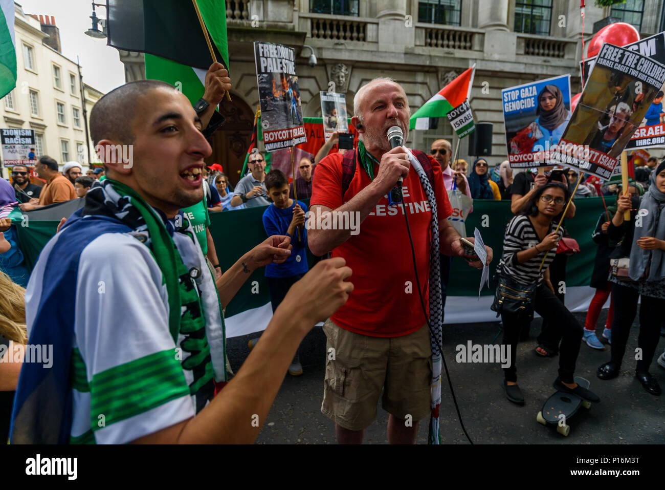 June 10, 2018 - London, UK. 10th June 2018. A large crowd squashed into ...
