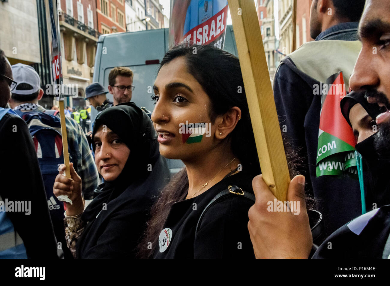 June 10, 2018 - London, UK. 10th June 2018. A large crowd squashed into ...