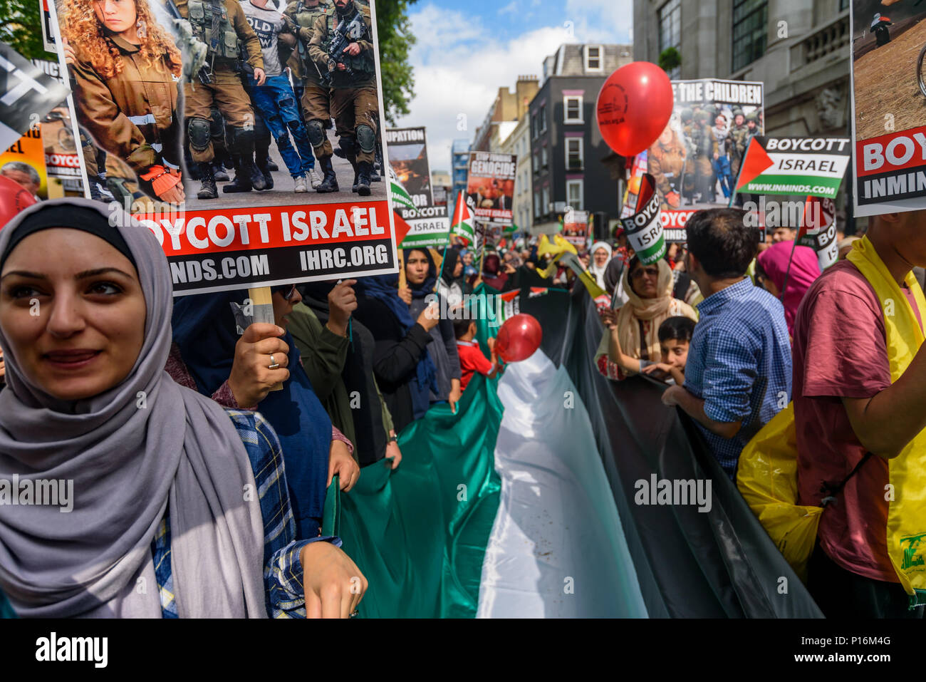 June 10, 2018 - London, UK. 10th June 2018. A large crowd squashed into ...