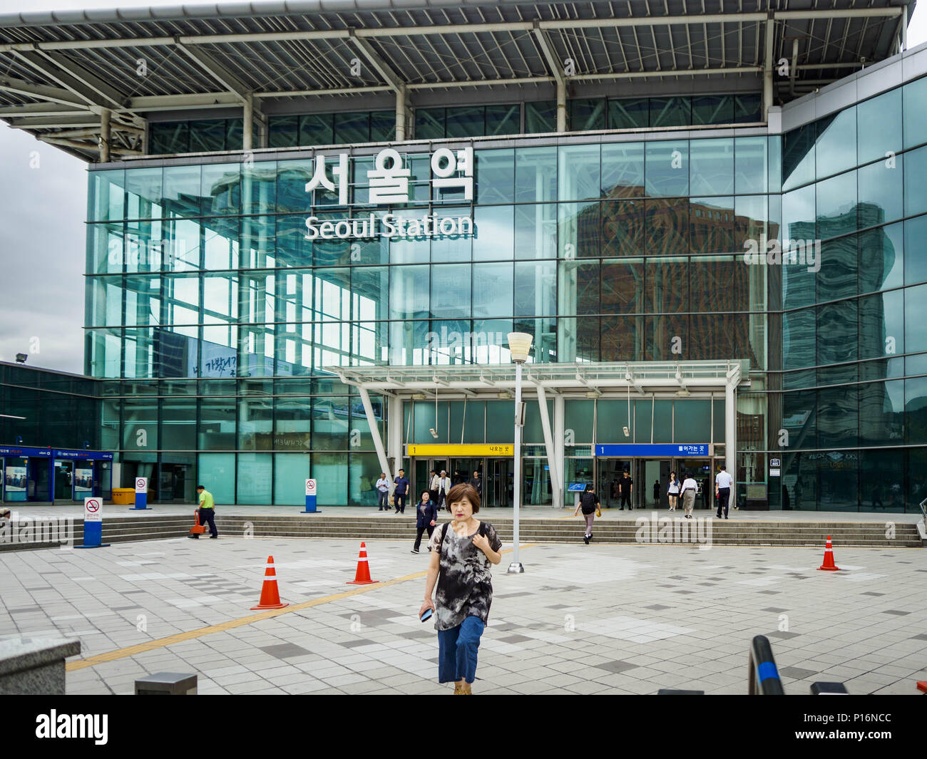 At seoul station hi-res stock photography and images - Alamy
