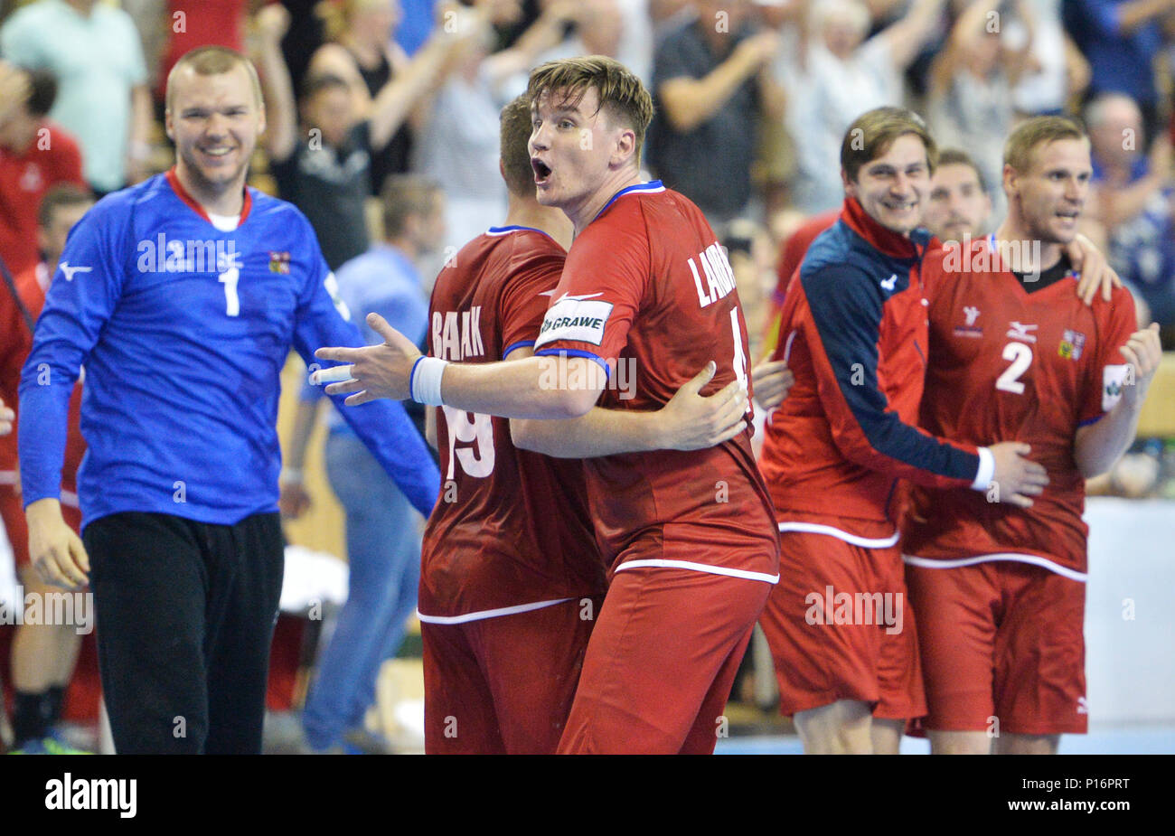 Czech Republic men´s national handball team celebrates a victory after ...