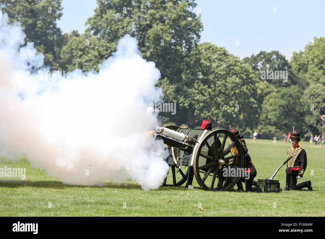 Royal gun salute britain hi-res stock photography and images - Alamy