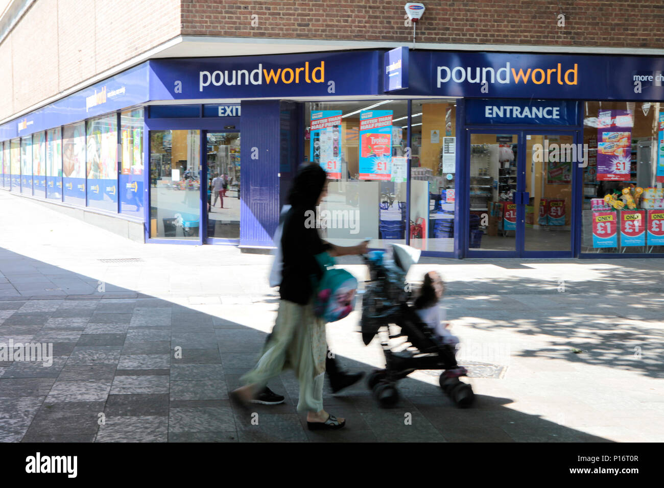 Pound world closing hi-res stock photography and images - Alamy