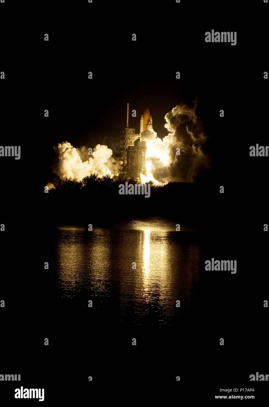 STS126 launch imagery - night time launch Stock Photo - Alamy