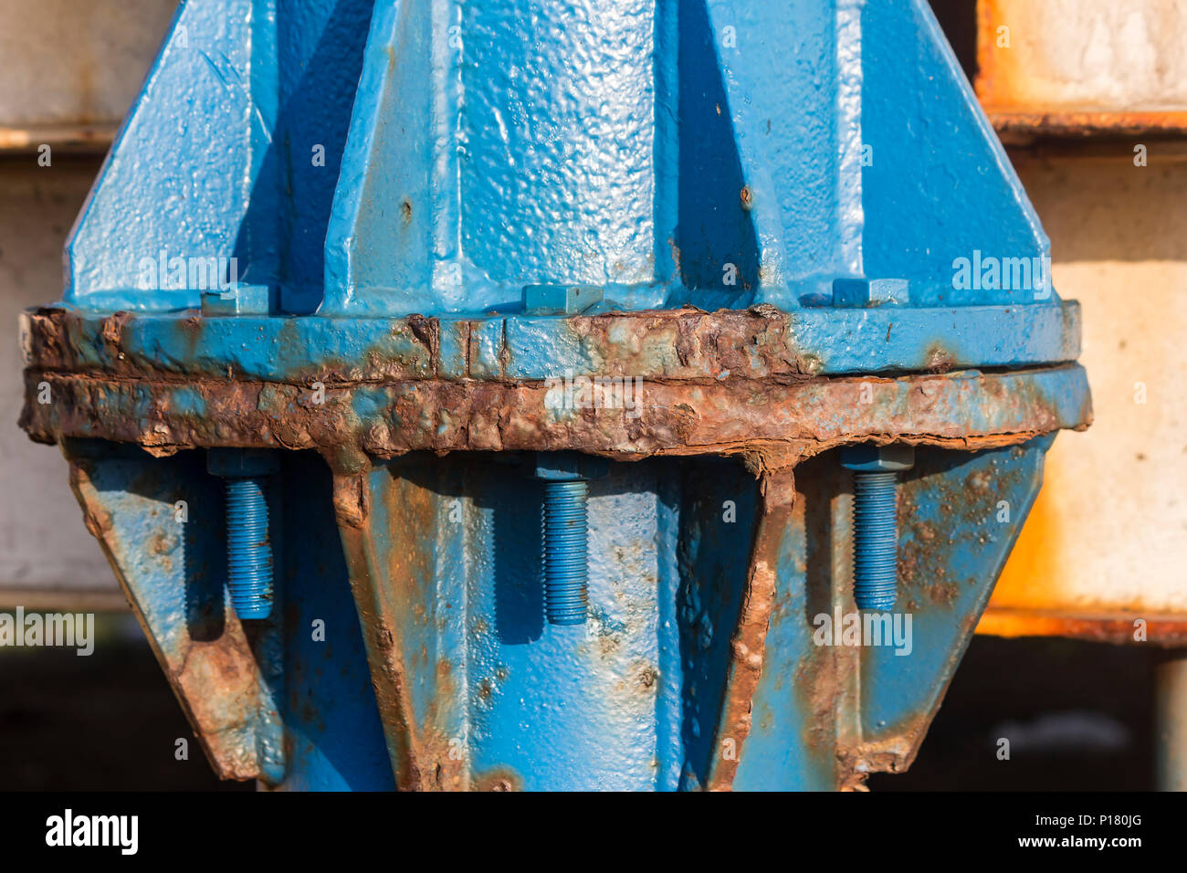 Old rusted steel structure There is a danger to the structure and use ...