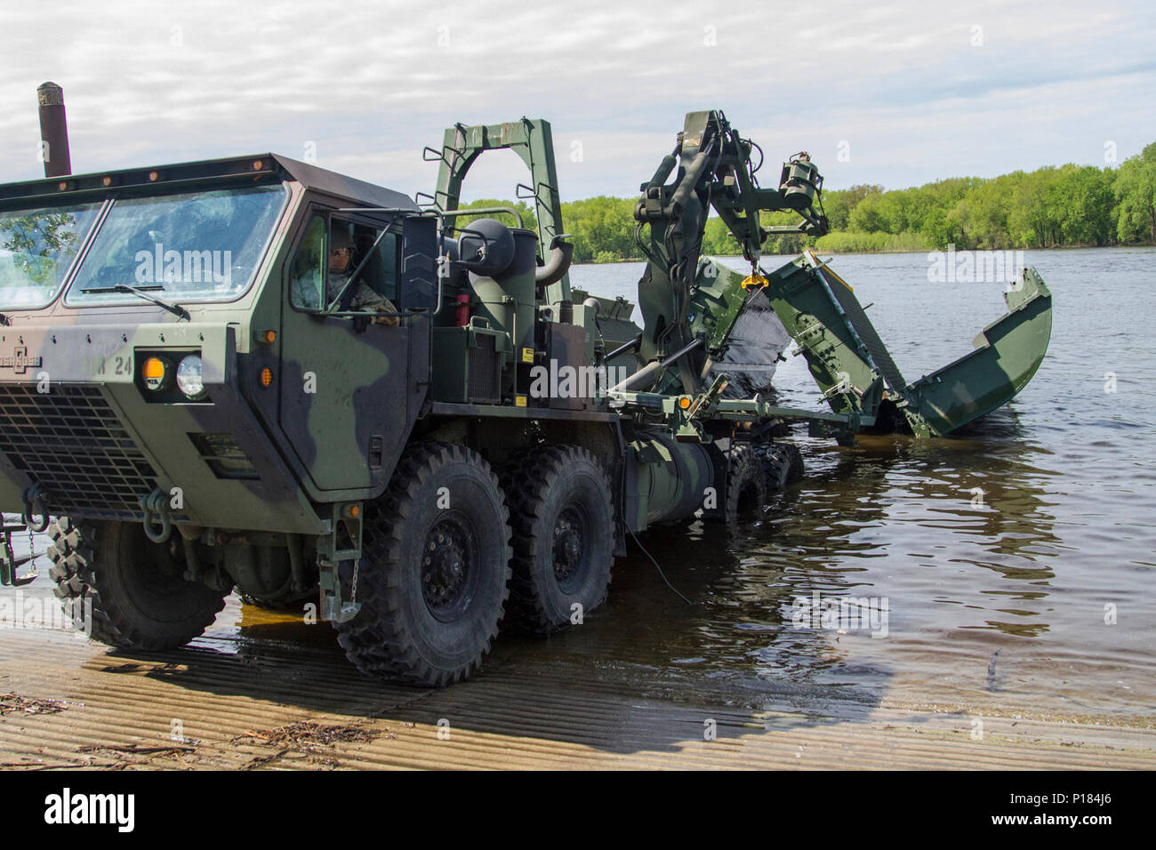 U.S. Army Reserve Soldiers from the 341st Engineer Company and 401st ...