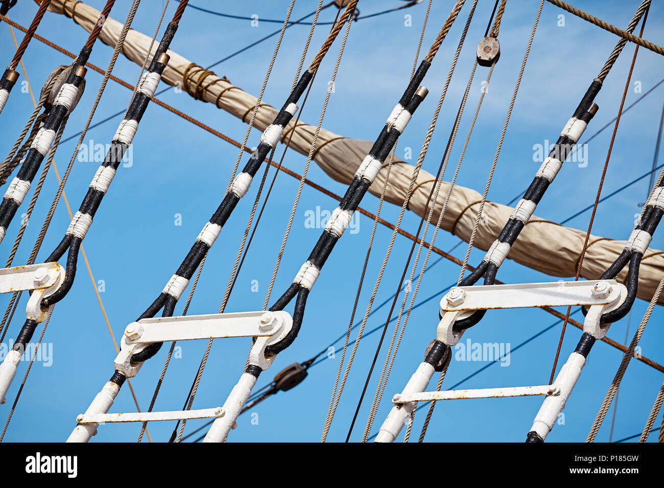 Old sailing ship mast hi-res stock photography and images - Alamy