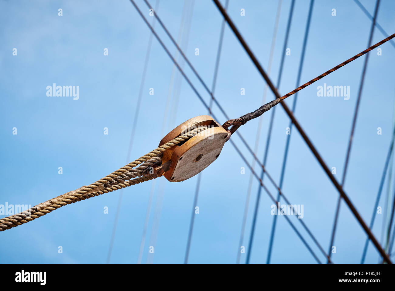 Old Rope And Pulley High Resolution Stock Photography and Images - Alamy