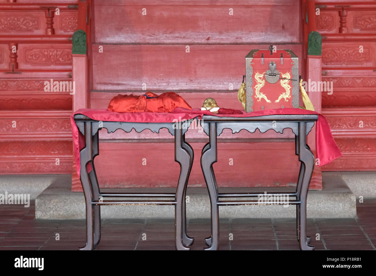 The elevated Phoenix throne (eojwa) of the emperor at the Geunjeongjeon ...