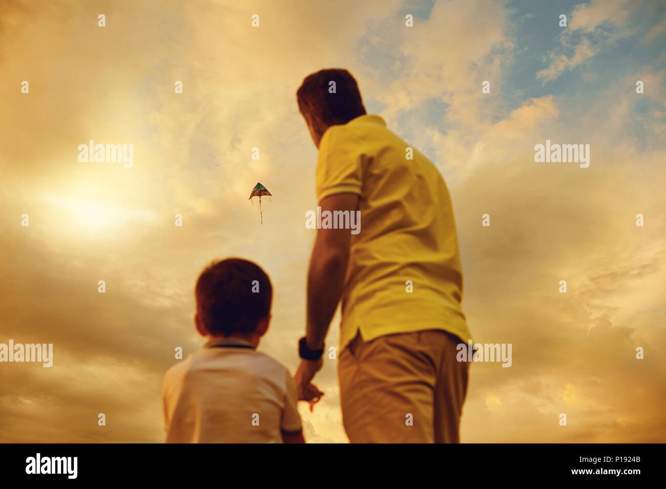Father son flying kite hi-res stock photography and images - Alamy