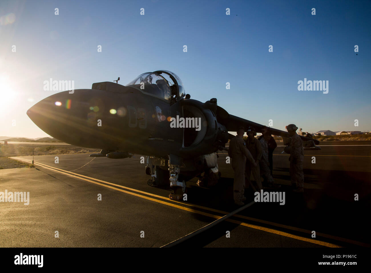 U.S. Marines with Marine Wing Support Squadron (MWSS) 372 refuel a AV ...