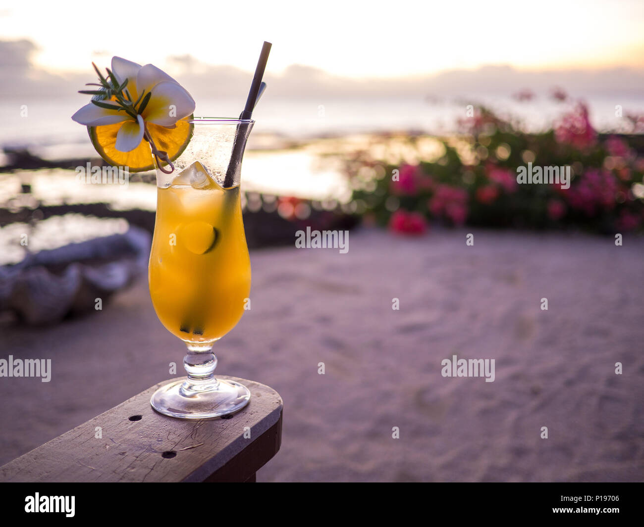 Hawaii sunset cocktails hi-res stock photography and images - Alamy