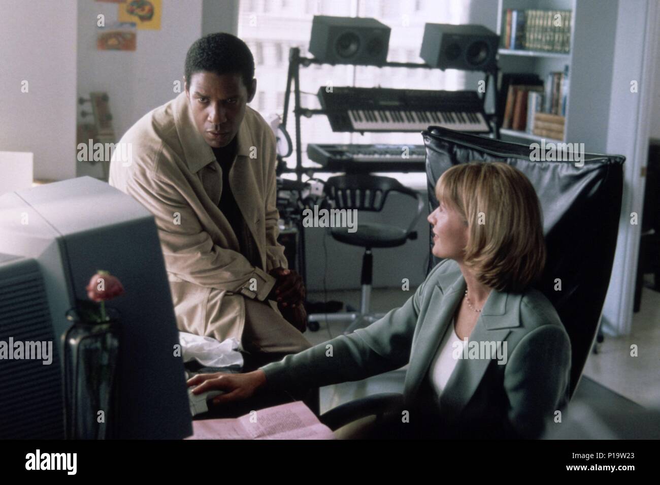 Kelly lynch denzel washington virtuosity hi-res stock photography and ...