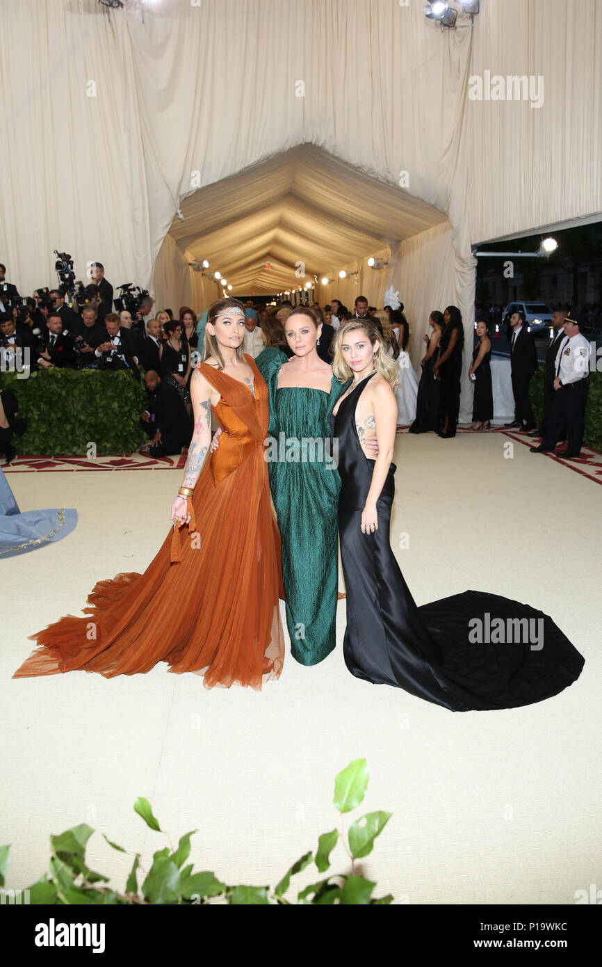 Heavenly Bodies: Fashion & The Catholic Imagination Costume Institute ...