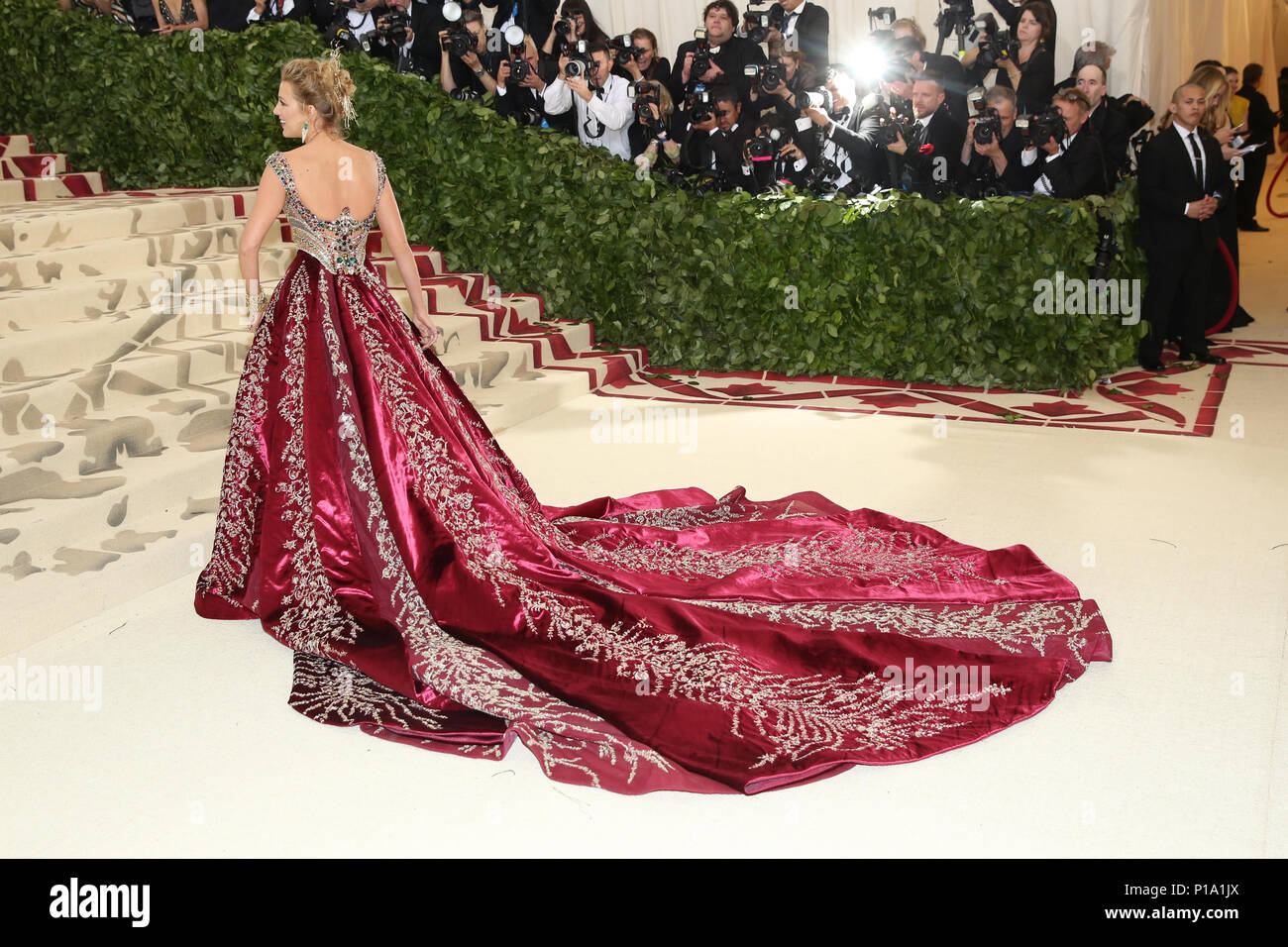 Heavenly Bodies: Fashion & The Catholic Imagination Costume Institute ...