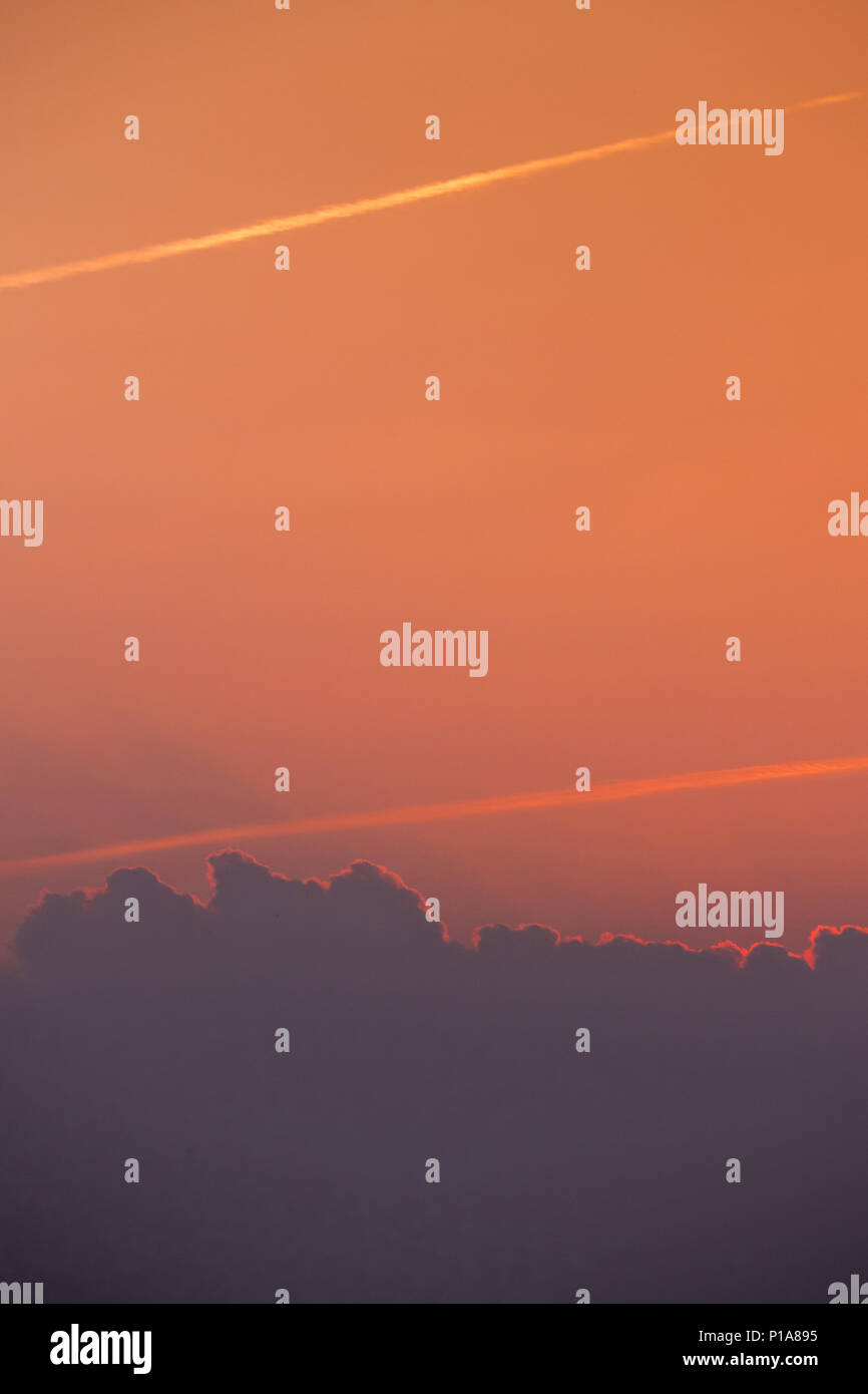 Red morning sky hi-res stock photography and images - Alamy