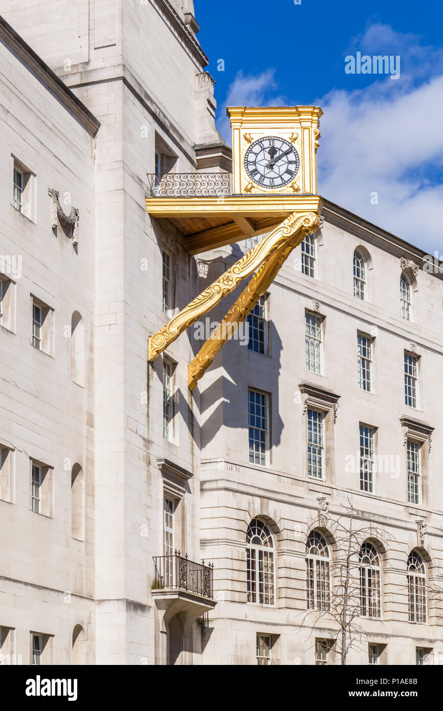 leeds civic hall with gold clock housing leeds city council offices ...