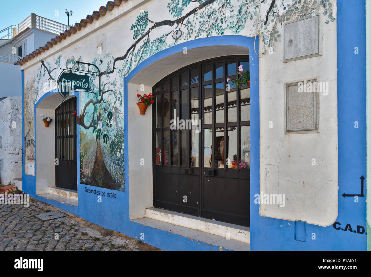 Traditional store hi-res stock photography and images - Alamy