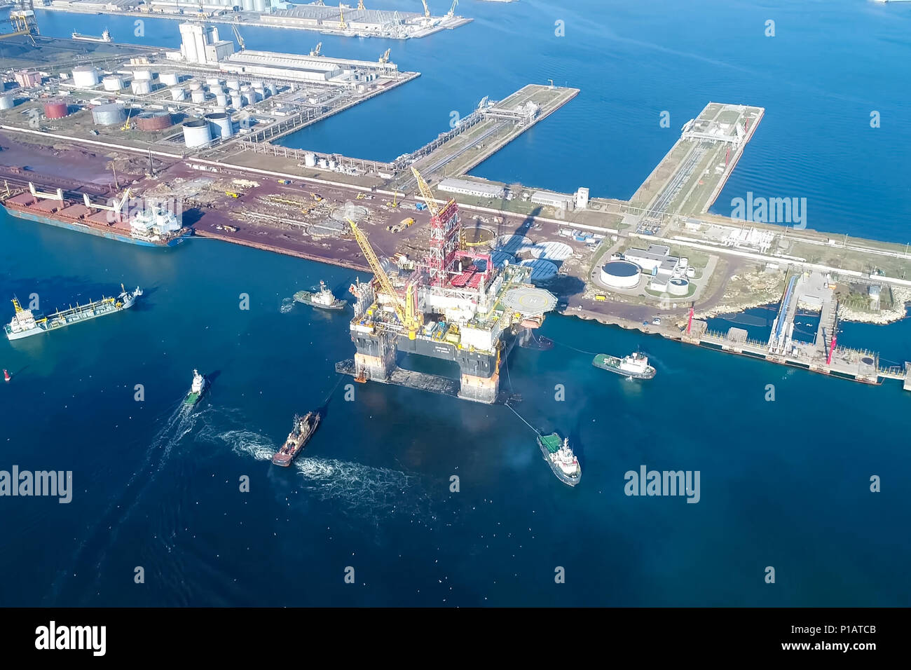 Tug boat towing oil rig hi-res stock photography and images - Alamy