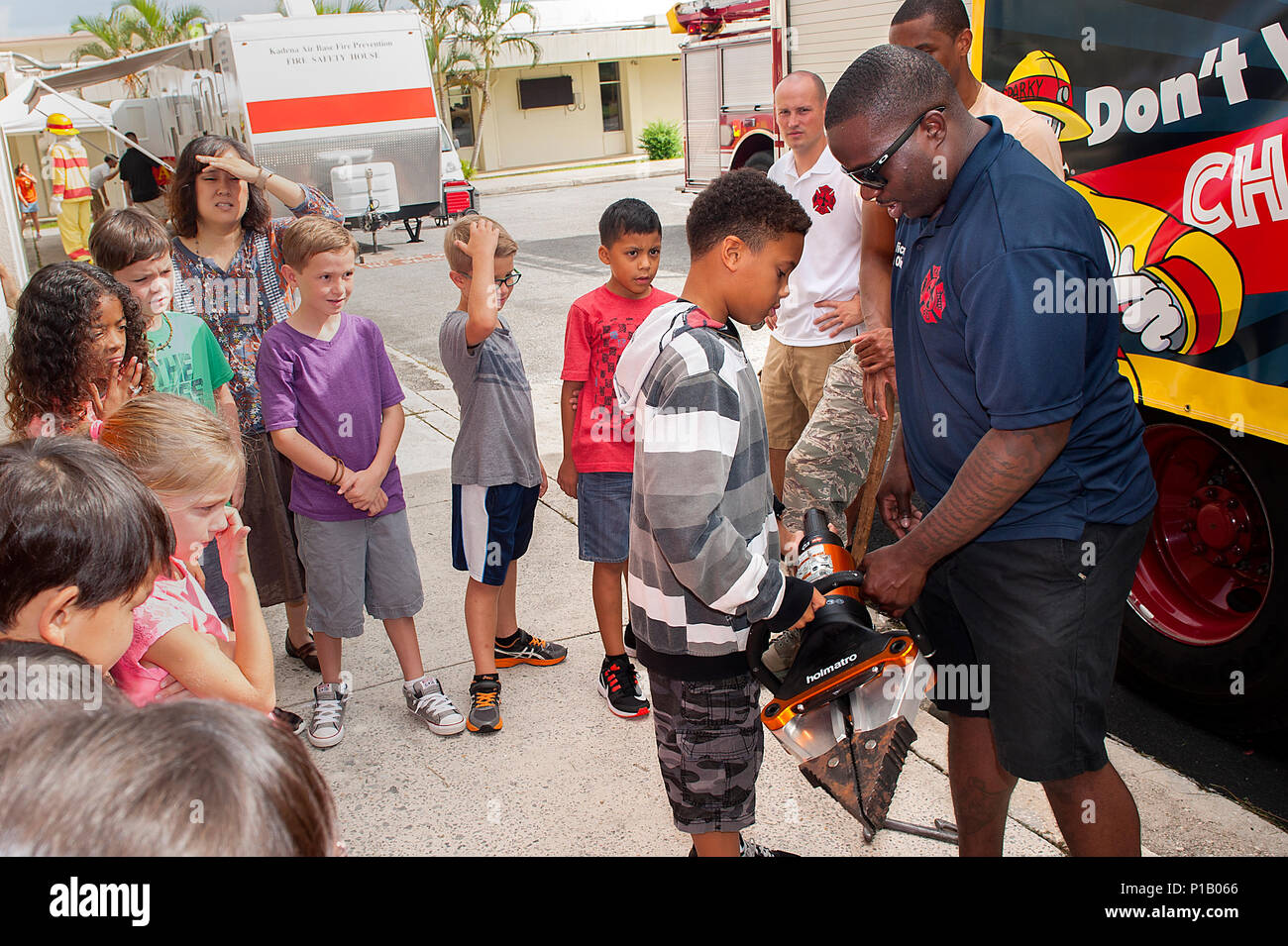 U.S. Air Force Staff Sgt. Demarcus Oliver, 18th Civil Engineer Squadron ...