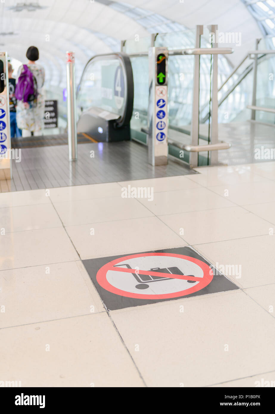 Sign No trolley or Do not bring the trolley down the escalator Stock ...