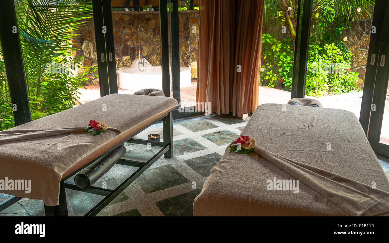 Luxury honeymoon paradise hi-res stock photography and images - Alamy