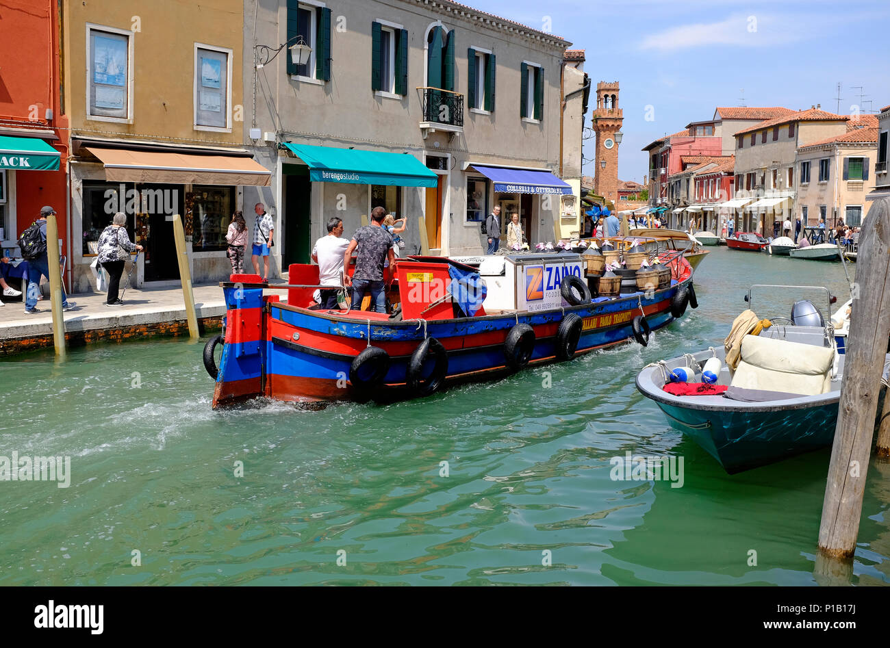 Commercial barges hi-res stock photography and images - Alamy